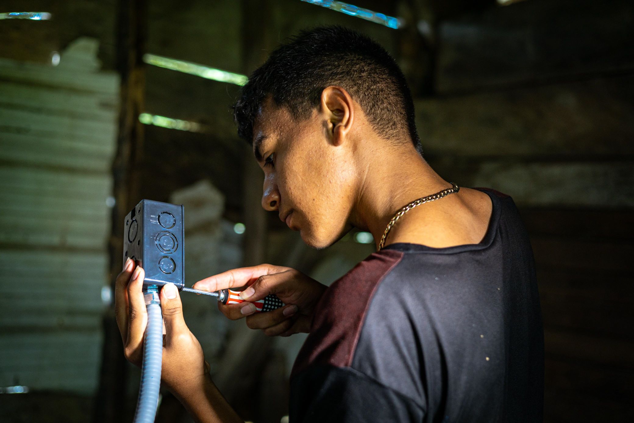 Jóvenes transforman hogar en Santa Helena con energía solar – Aldea de ...